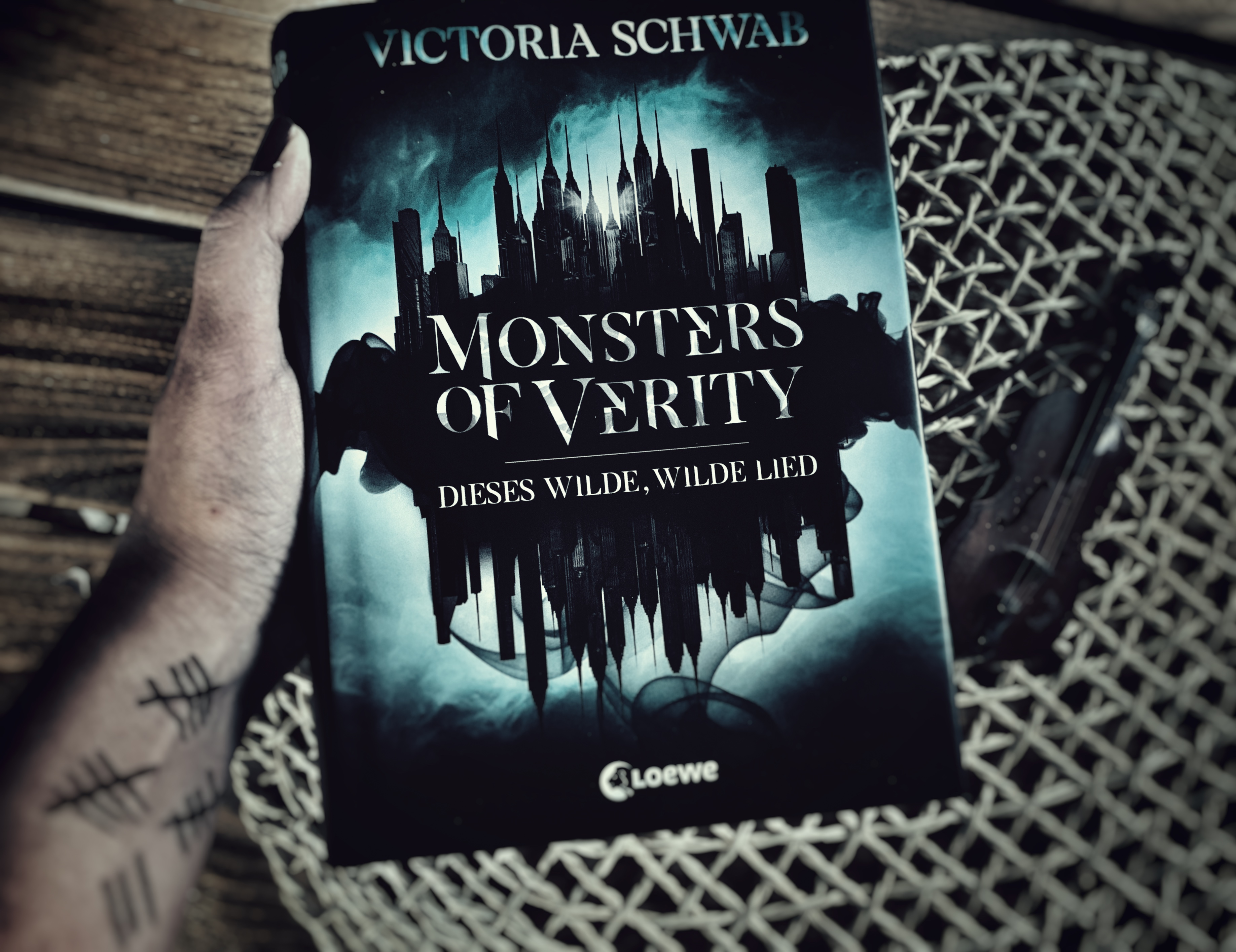 Rezension "Monsters of Verity - Dieses wilde wilde Lied" von Victoria ...